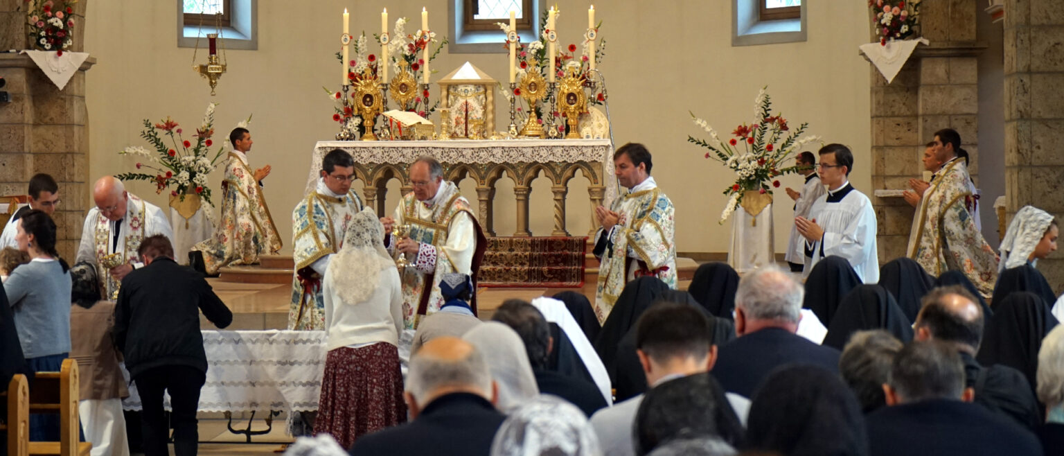 A Ecône, le transfert du cercueil de Mgr Lefebvre dans la crypte ...